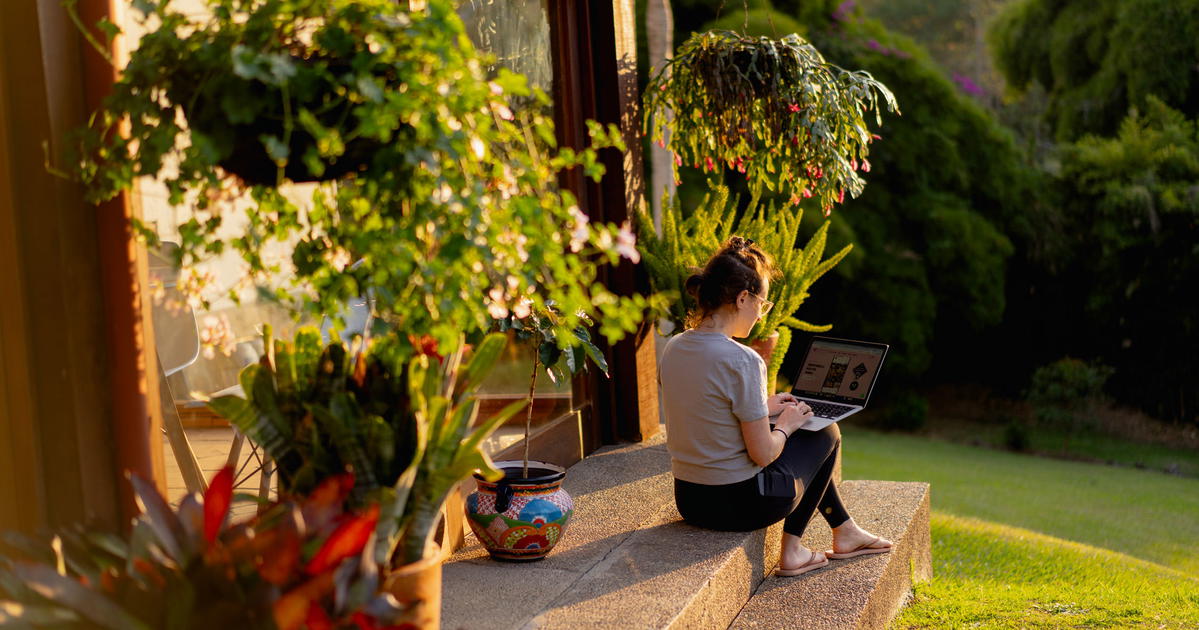 How to Work Remotely While Traveling (19 Pro Tips)