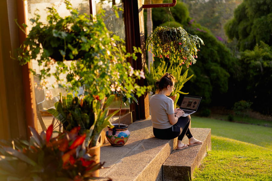 How to Work Remotely While Traveling (19 Pro Tips)