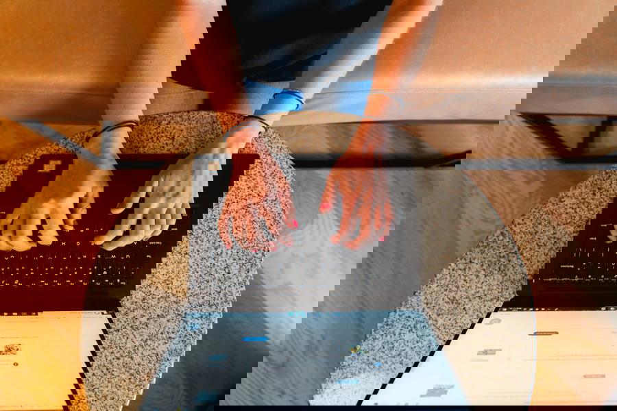 How to Work Remotely and Travel (19 Expert Tips)