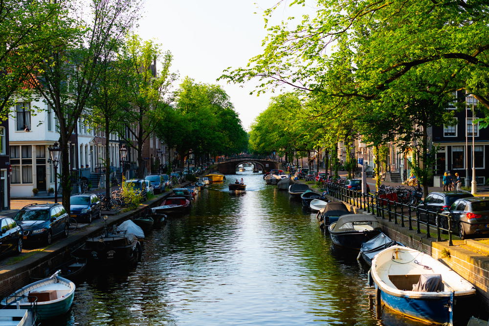 How to Work Remotely While Traveling (19 Pro Tips)