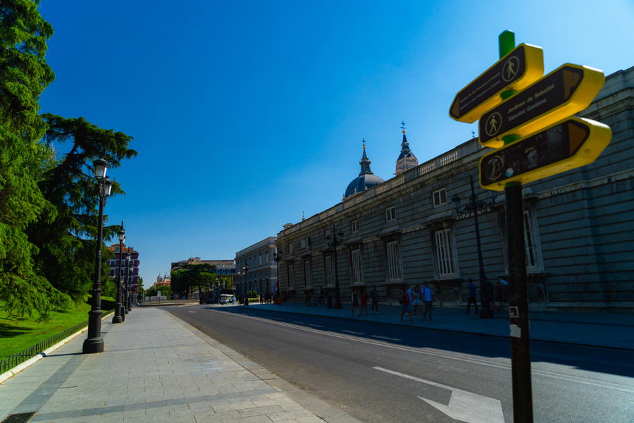 20 Smart Travel Tips for Avoiding Crowds on Your Trip